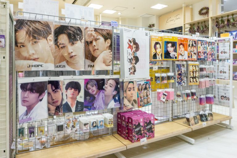 K-POPアイドルグッズに韓国の定番フードやコスメもある新店舗「K-POP TOWN」深堀りしてみた。今月のビオルネ【ひらつー広告】 - 枚方つーしん