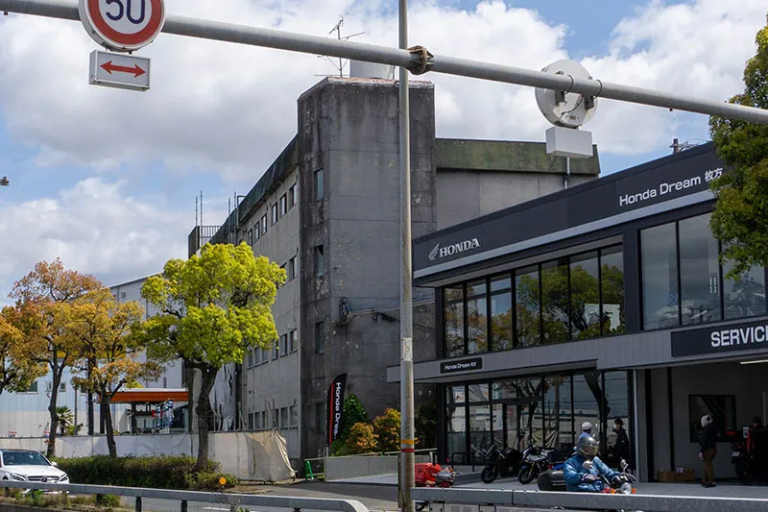 1号線ぞい招提大谷に車販売店「R-1 GARAGE」がオープンしてる。新大池グリーンハイツがあったとこ - 枚方つーしん