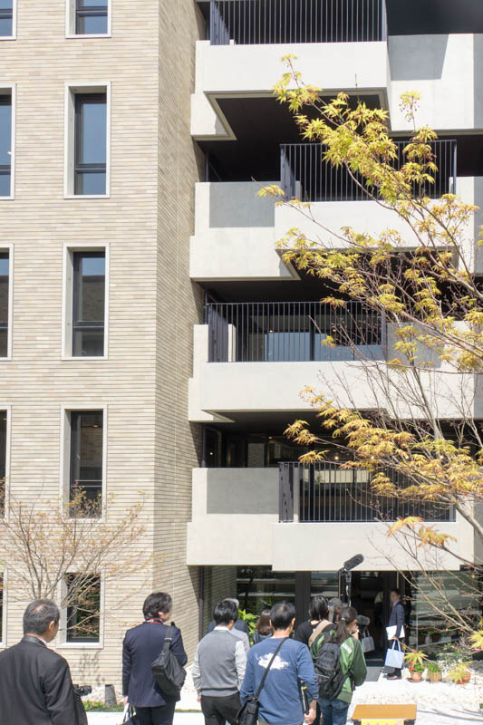 関西外大御殿山キャンパスの図書館的存在「LEARNING COMMONS」と寮「GLOBAL COMMONS 結-YUI-」のようす。景色も ...